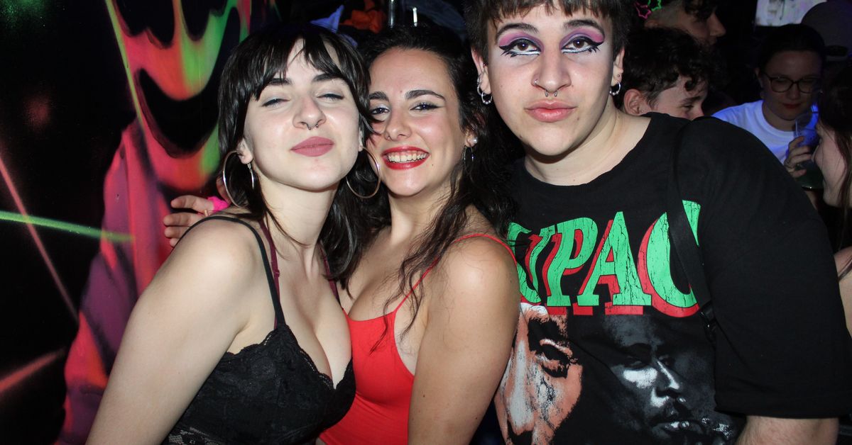 GALERÍA | Lleno absoluto otra noche más en los establecimientos de ocio ...