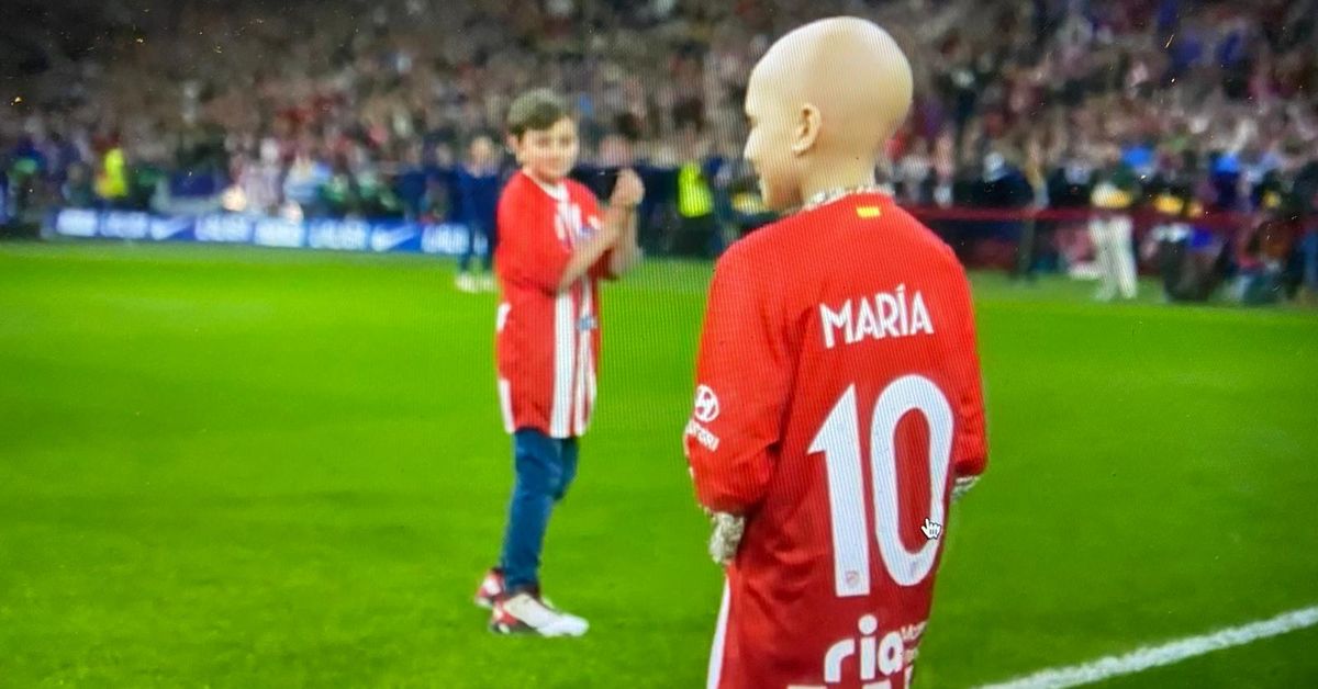 María "Princesa Futbolera Guerrera" realiza el saque de honor en el ...