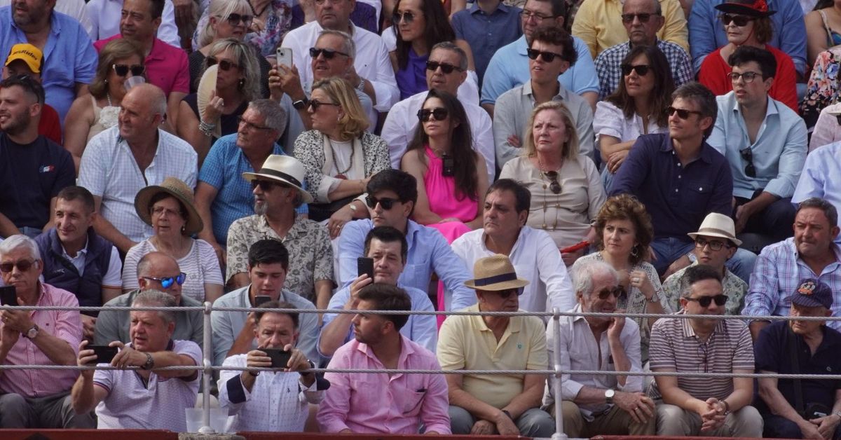 Ambiente en los tendidos para ver el mano a mano de Morante y Marco ...