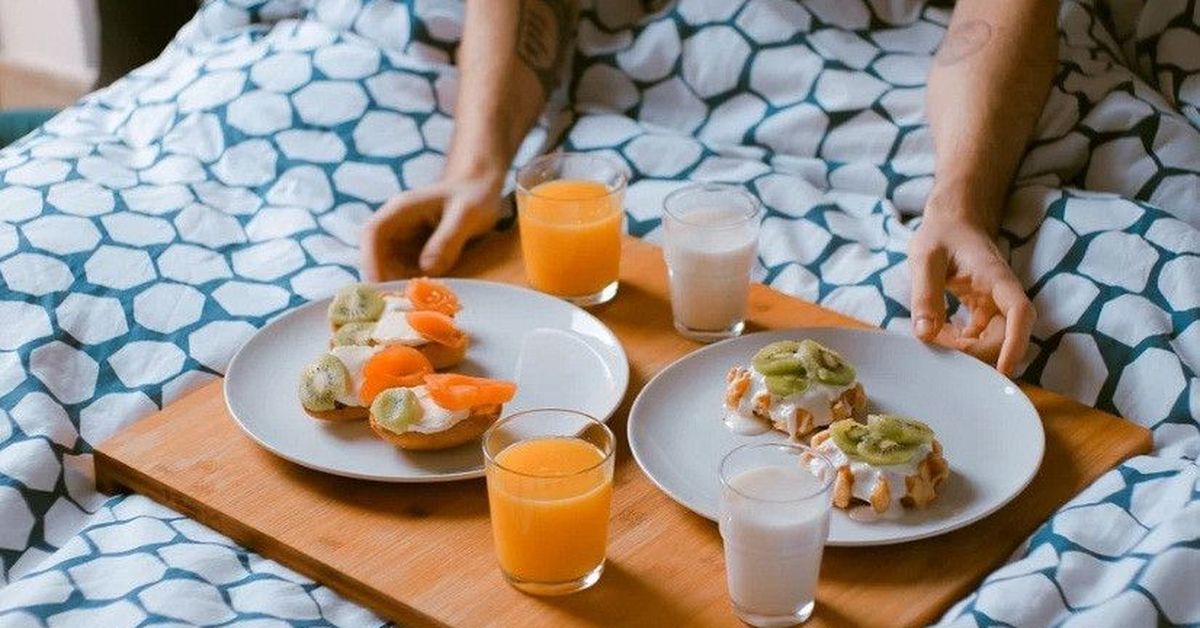Relacionan un ayuno nocturno más largo y desayunar temprano con una ...