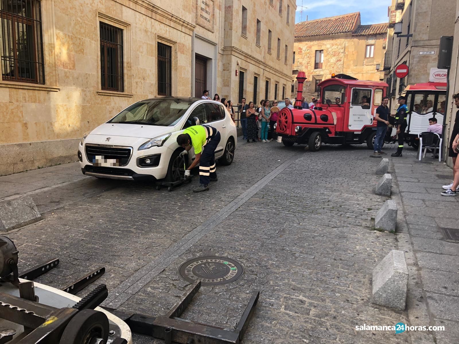 Atrapado el tren turístico media hora en la calle Mazas porque un coche ...