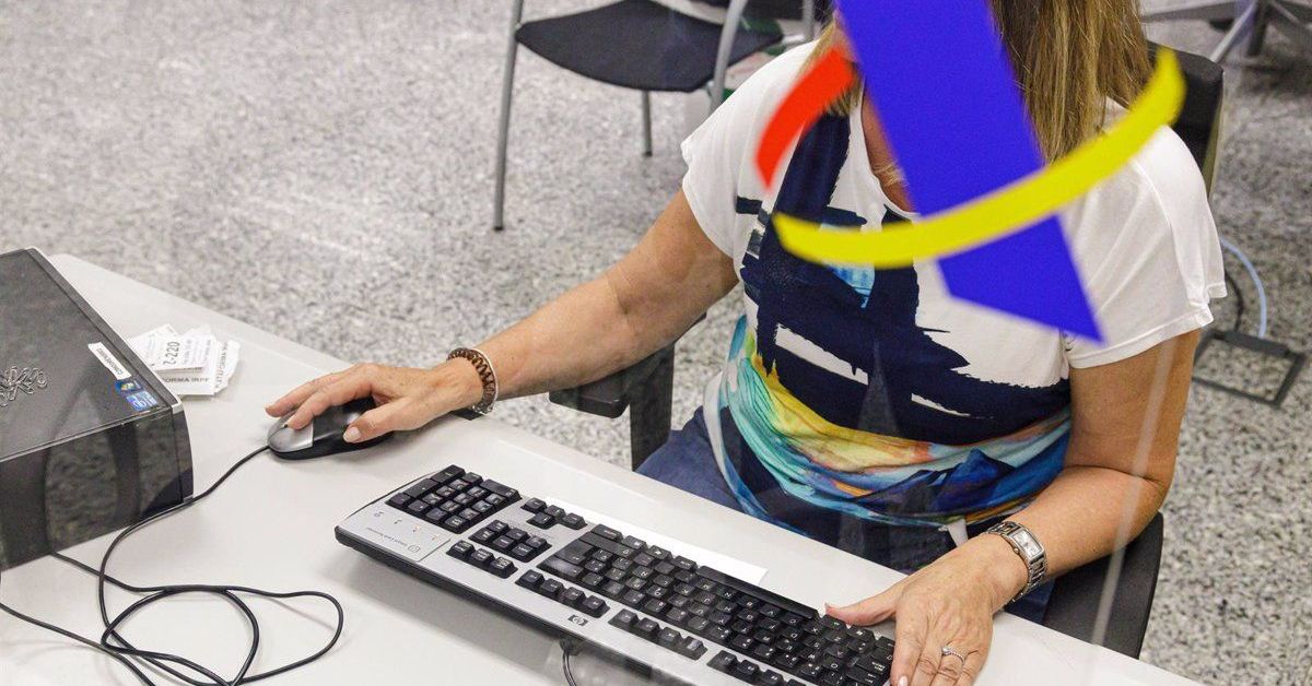 Hacienda activa el plan 'Le Llamamos': cómo declarar la Renta por ...