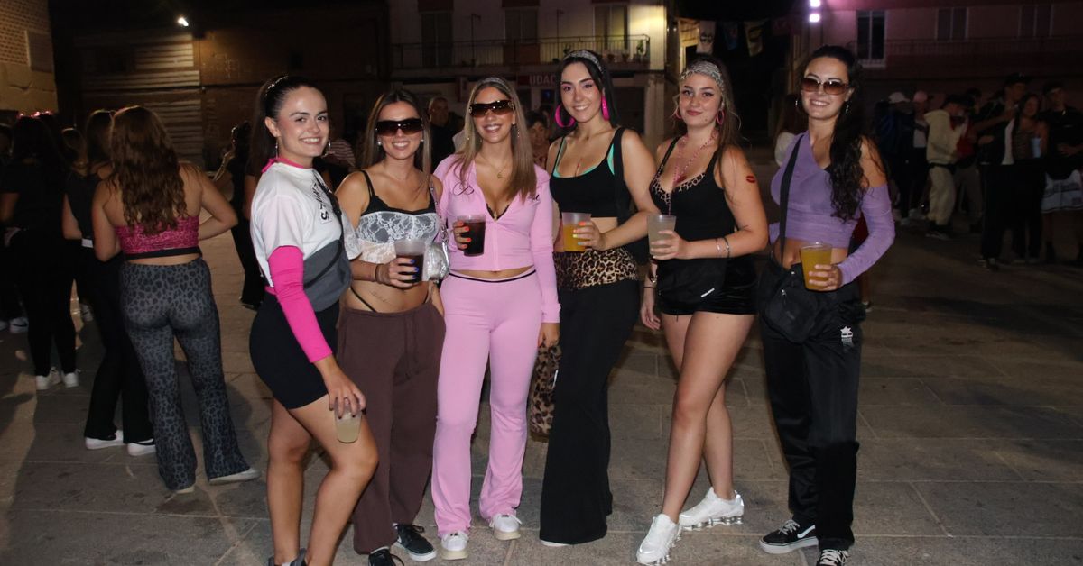 Un desfile de 'chonis y canis' desata la diversión en el inicio de las ...