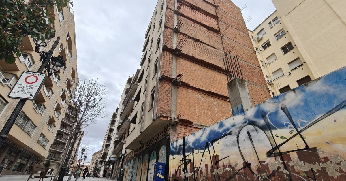 Un solar a medio construir, Juan Guerra de por medio y un edificio con mucha historia en Salamanca