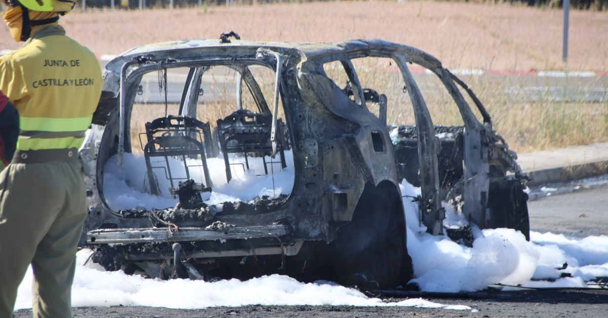 Calcinado un vehículo junto a la carretera de Zamora
