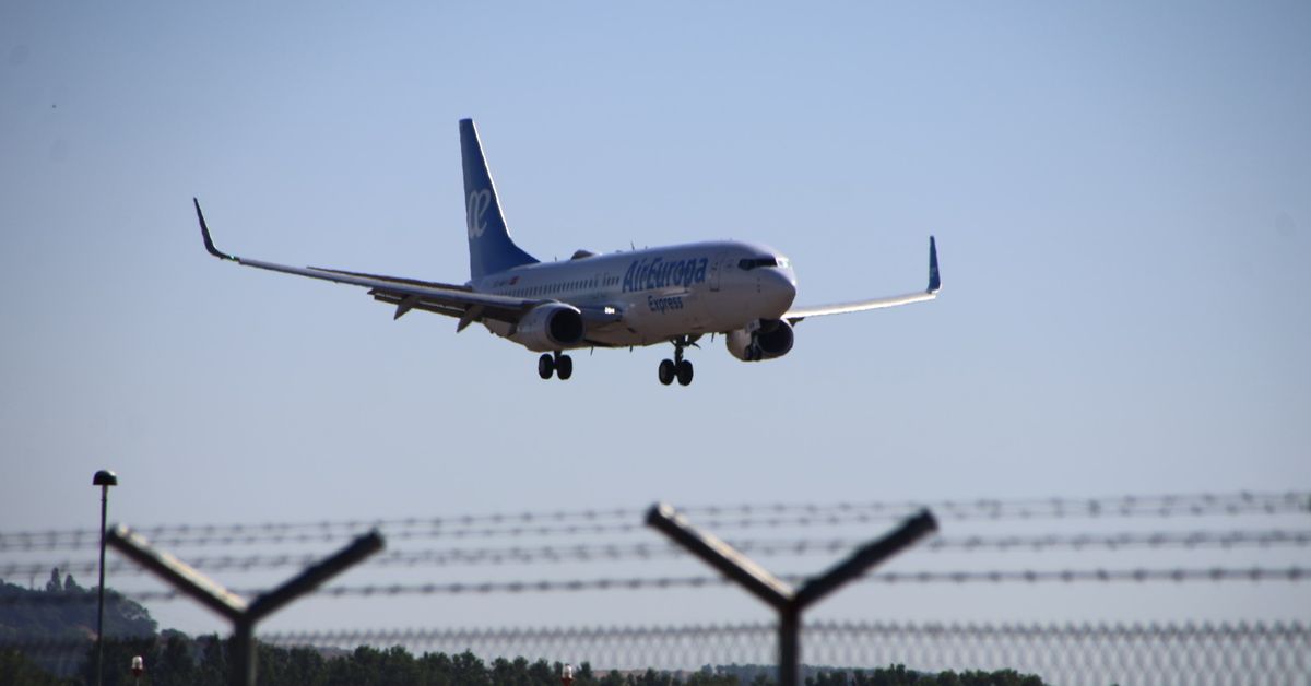Un avión de Air Europa Express hace pruebas de aterrizaje y despegue en ...