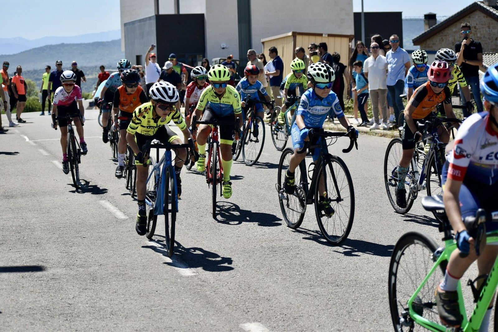 Los ciclistas de las escuelas de Castilla y León en ruta, protagonistas ...