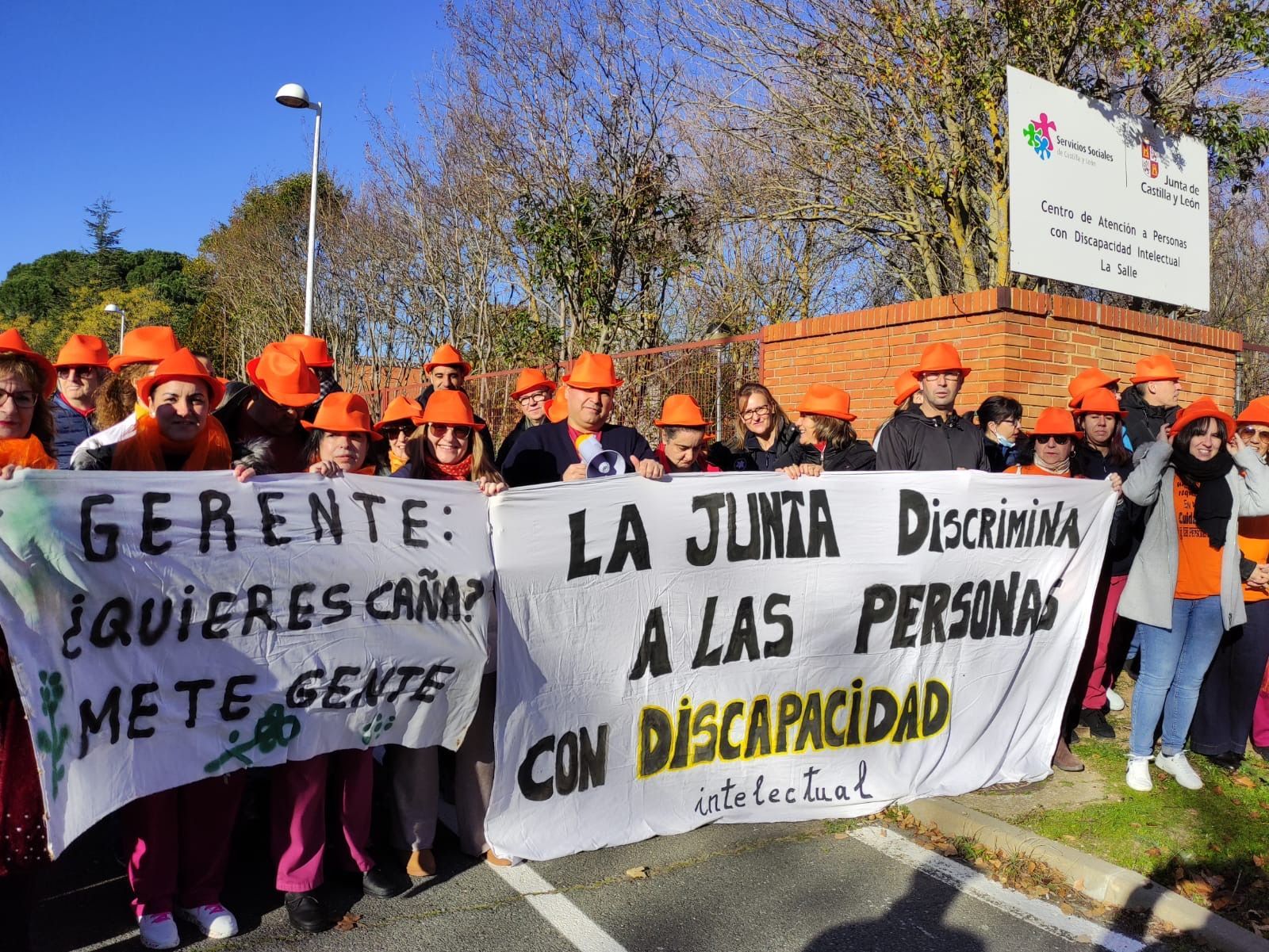Concentración a las puertas del CADPI de Lasalle para pedir más ...