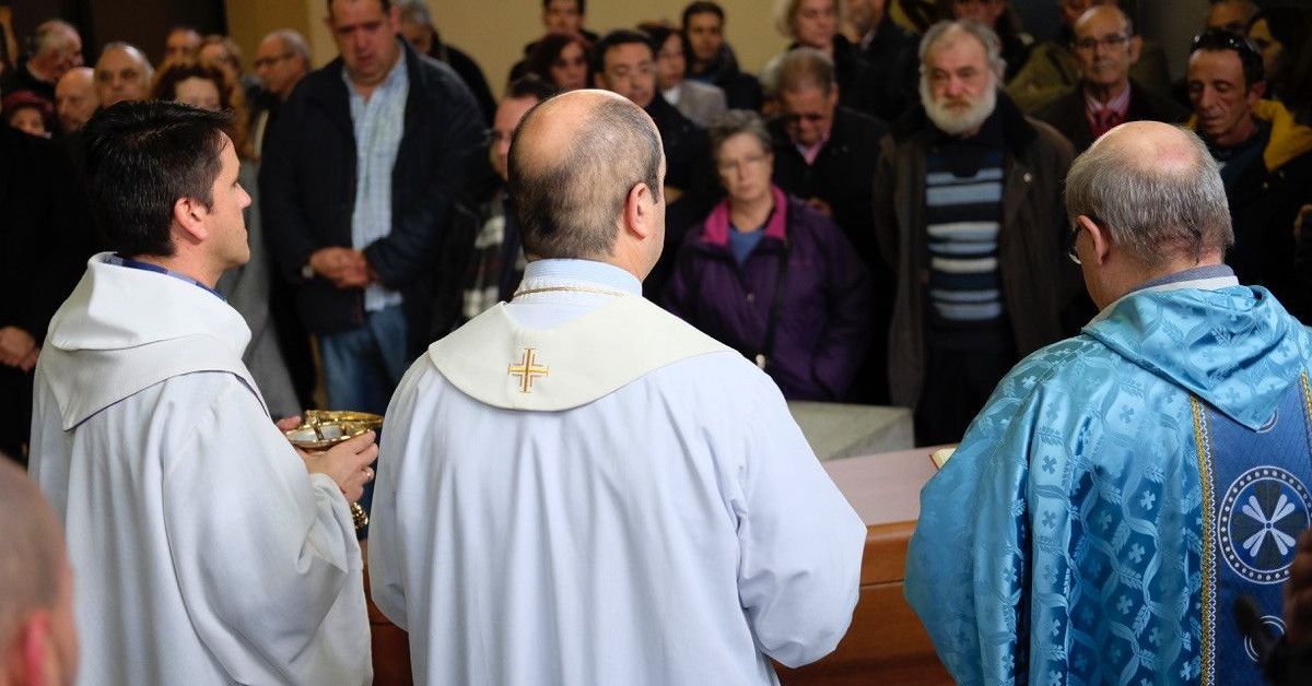 Multitudinario adiós a Josefa Mena en la parroquia de su barrio