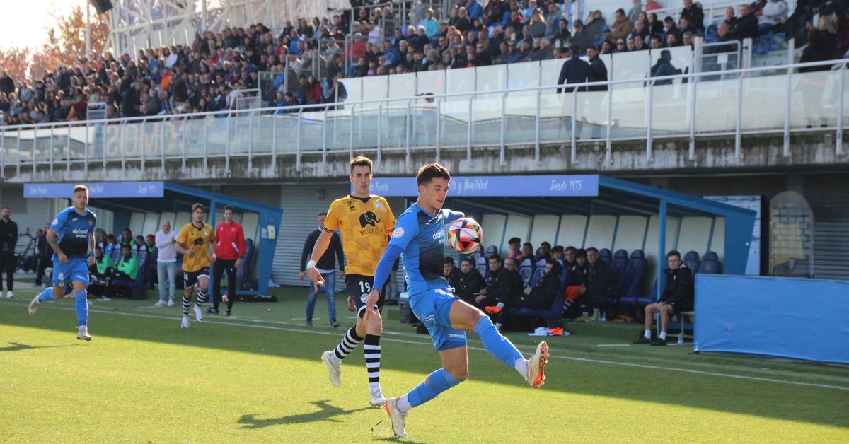 VÍDEO | Unionistas se topa dos veces con el poste en Fuenlabrada