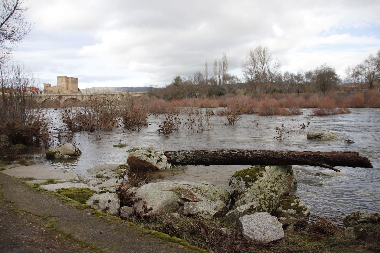 Precaución por crecidas del río Tormes que elevan a nivel amarillo su ...