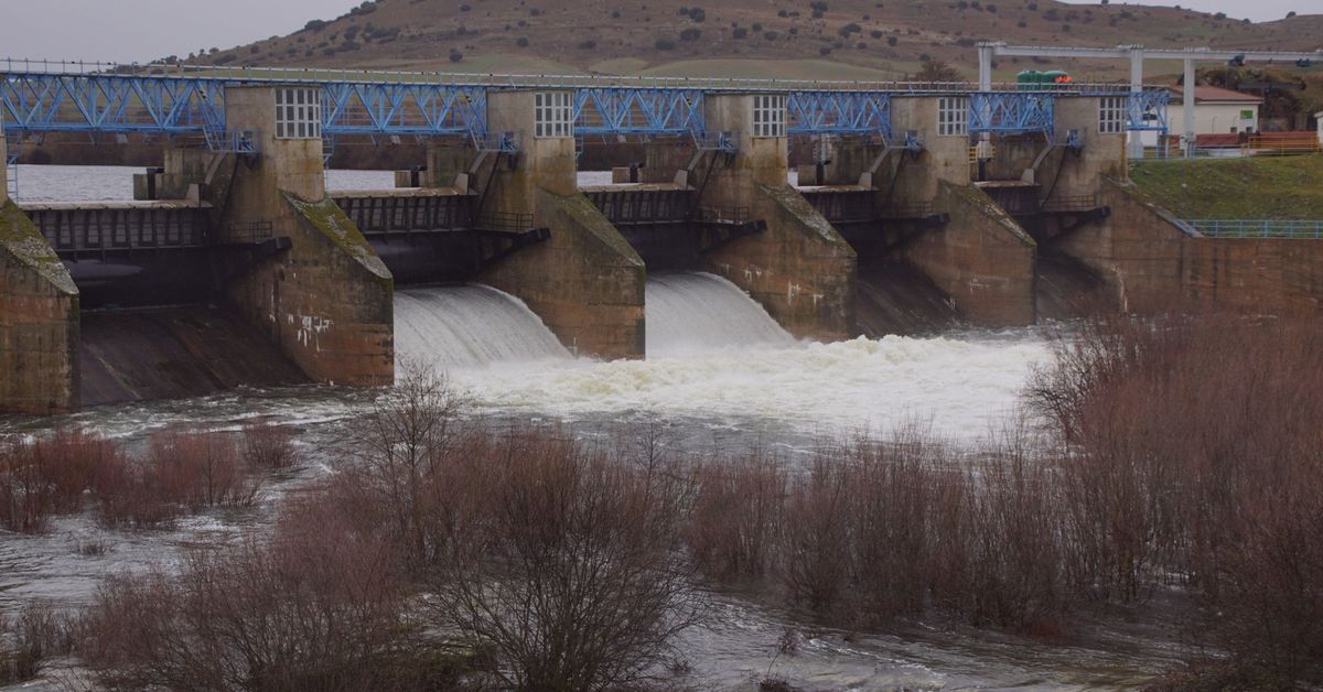 El Azud de Villagonzalo abre sus compuertas tras las últimas lluvias