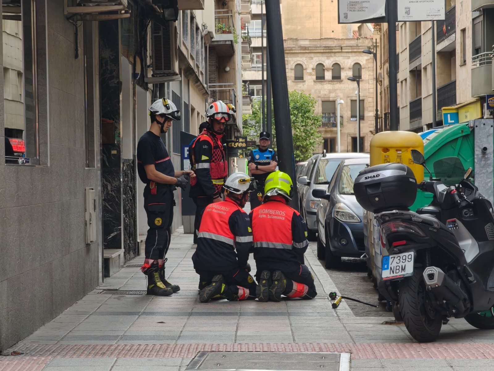 Bomberos y Policía Local de Salamanca en la calle Rodríguez Fabrés