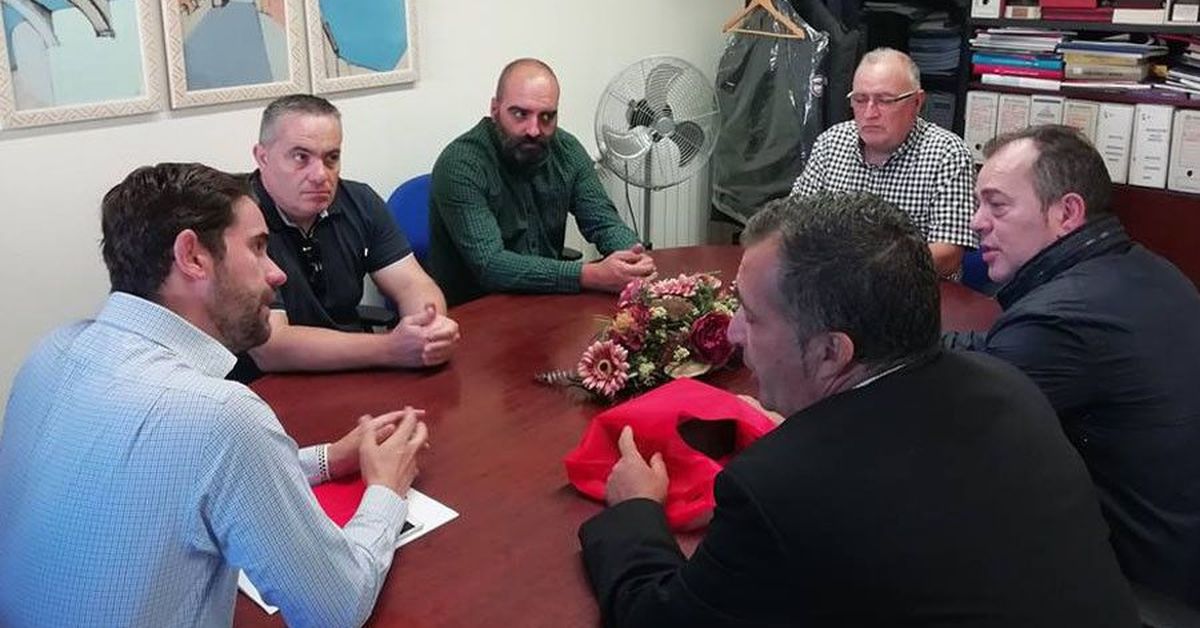 La nueva directiva de “Jesús del Vía Crucis” regala el medallón emblema ...