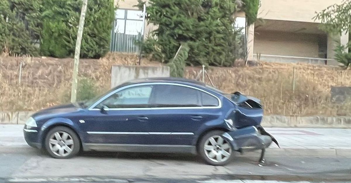 GALERÍA | Choca contra dos coches, los destroza y se da a la fuga
