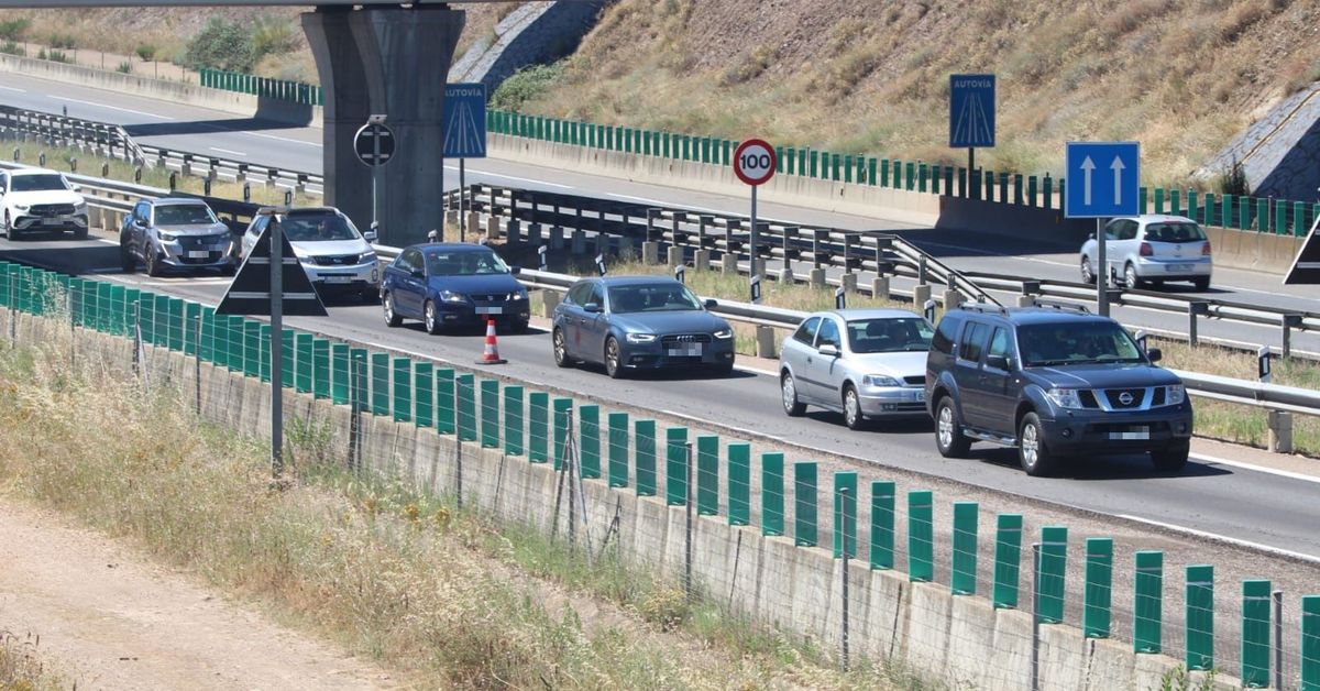 Tráfico lento en la rotonda de Buenos Aires por los trabajos de asfaltado de uno de los carriles ...